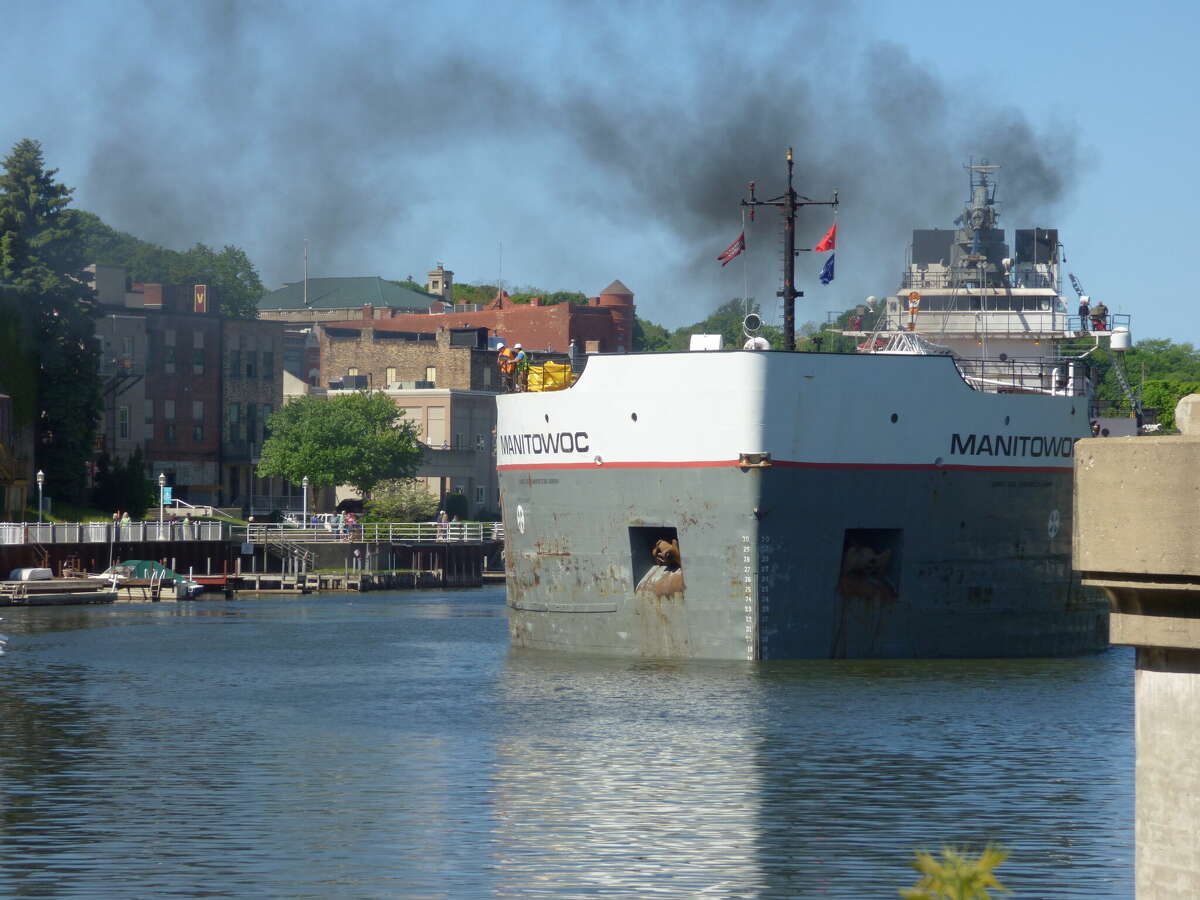 Great Lakes freighter arrives in Manistee waters