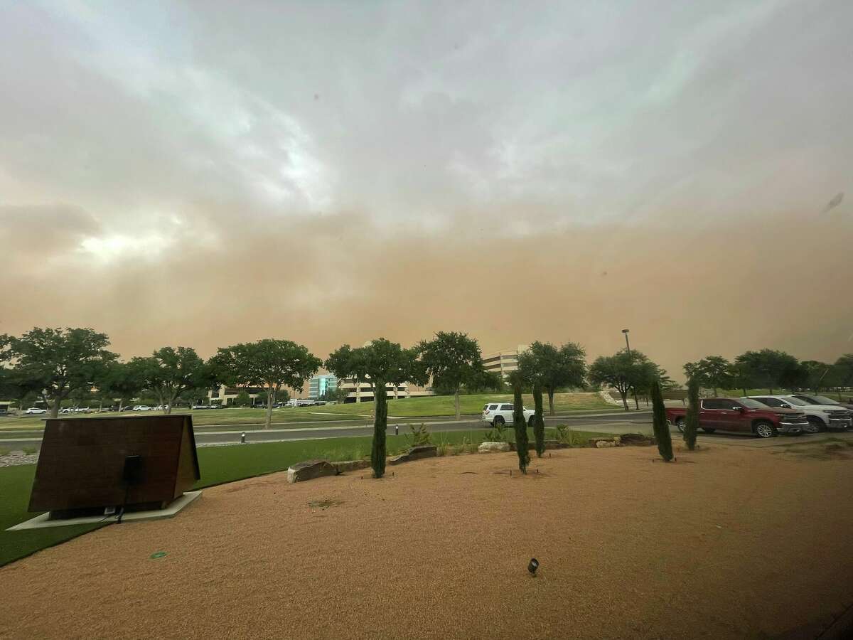 Photos show dust storm rolling through Midland