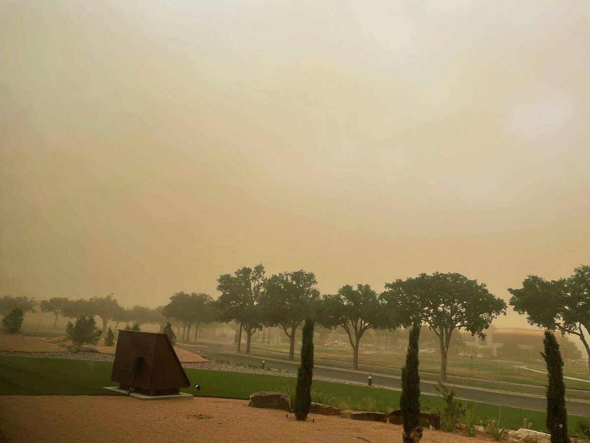 Photos show dust storm rolling through Midland