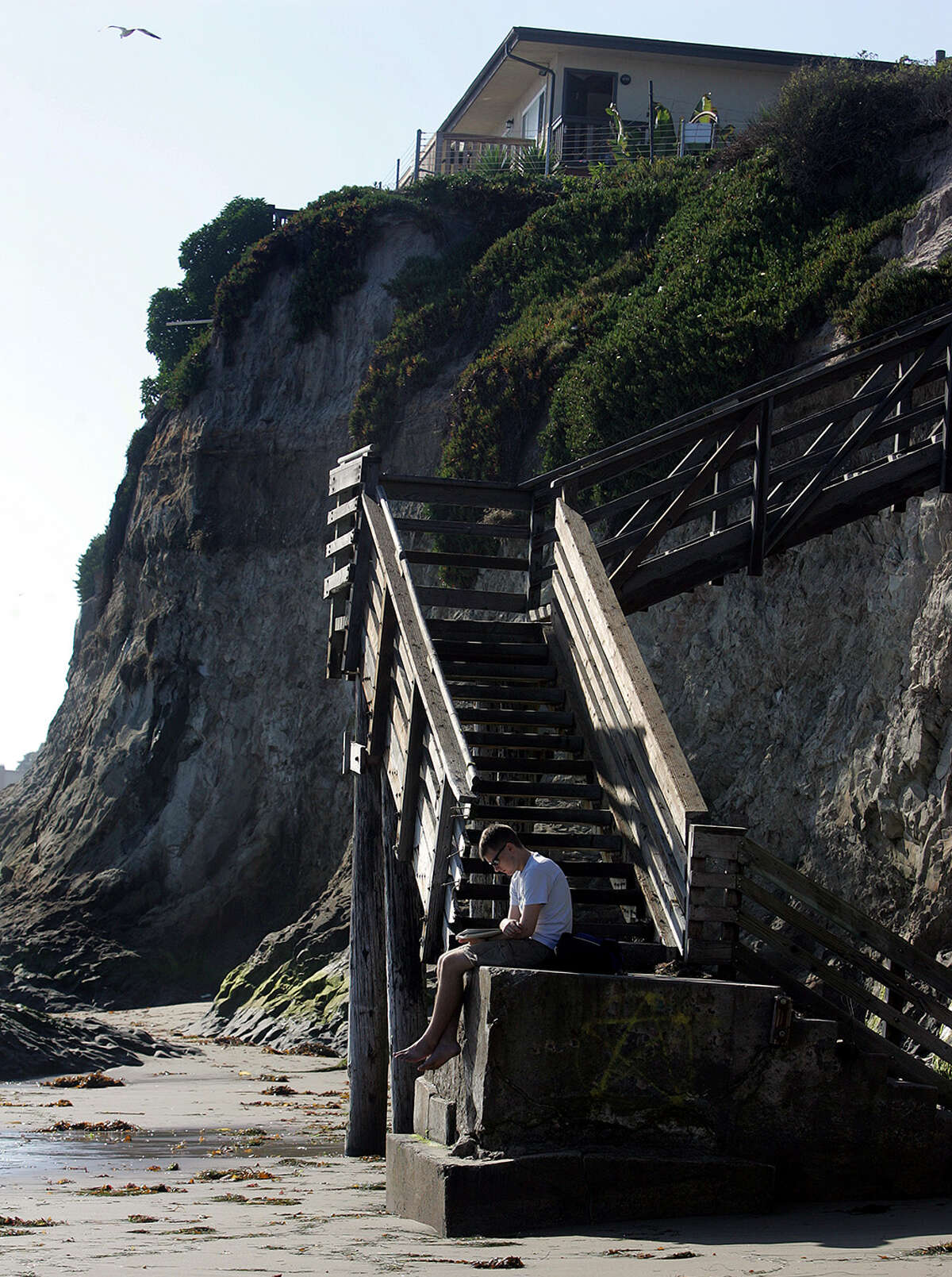 UC Santa Barbara students in harm's way as Isla Vista cliffs erode