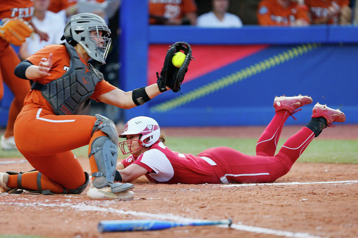 Women's College World Series: Oklahoma tops Texas for 6th title