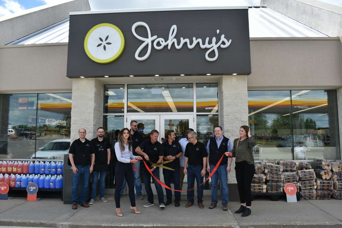 New Johnny's Market in Reed City holds ribbon cutting