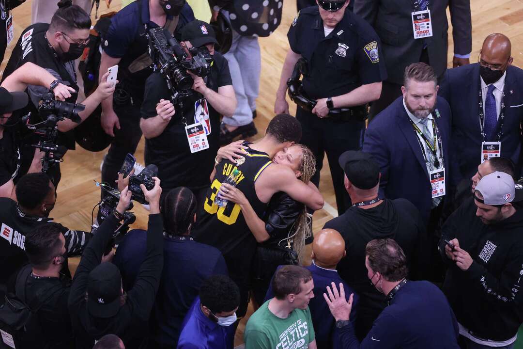 Stephen Curry leads Warriors to Game 4 win to tie NBA Finals