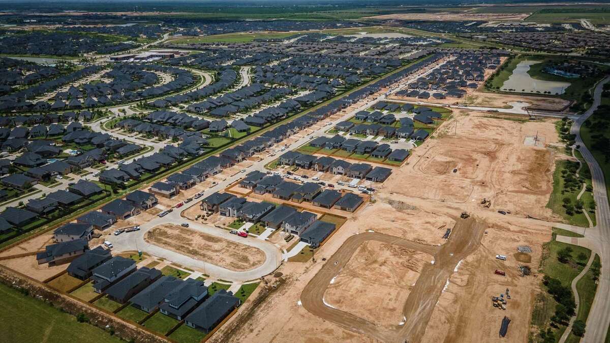 Houston suburbs' master-planned communities step up amenities