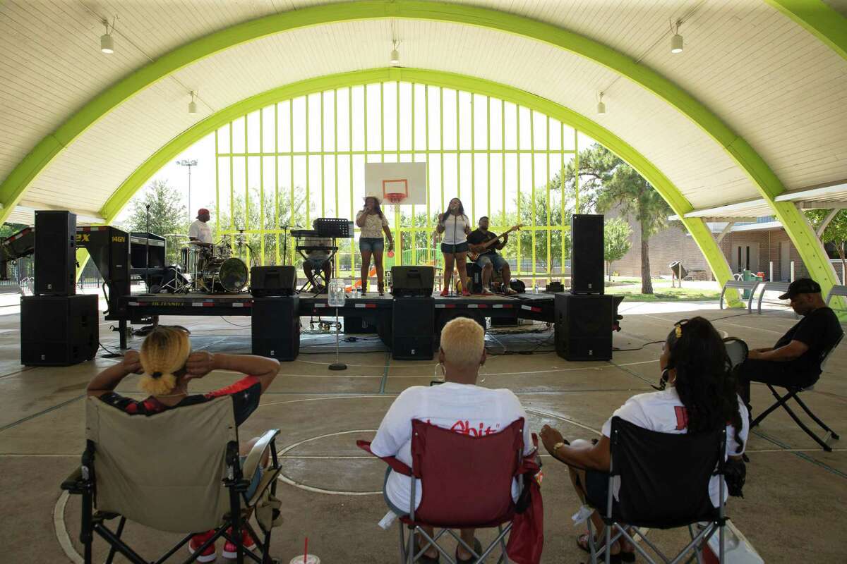 Mom of Jalen Randle, killed by HPD, sings at Juneteenth event