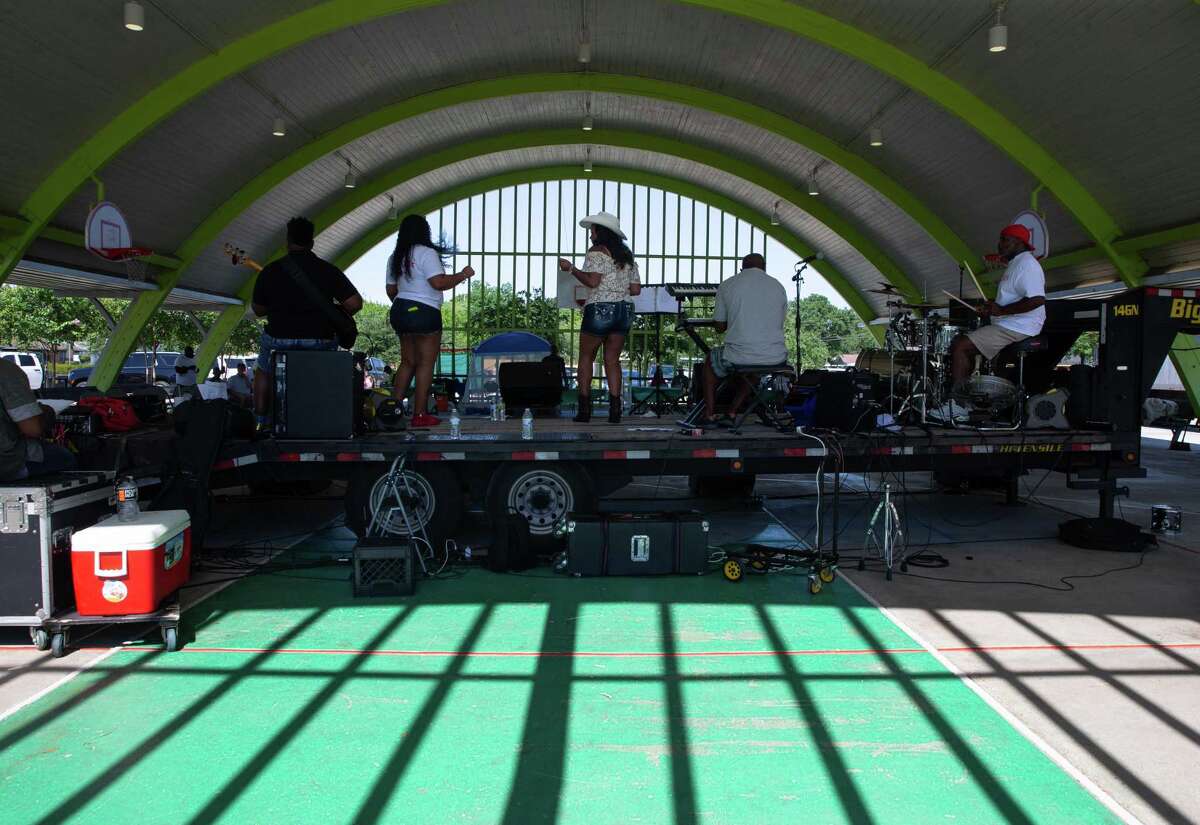 Mom of Jalen Randle, killed by HPD, sings at Juneteenth event