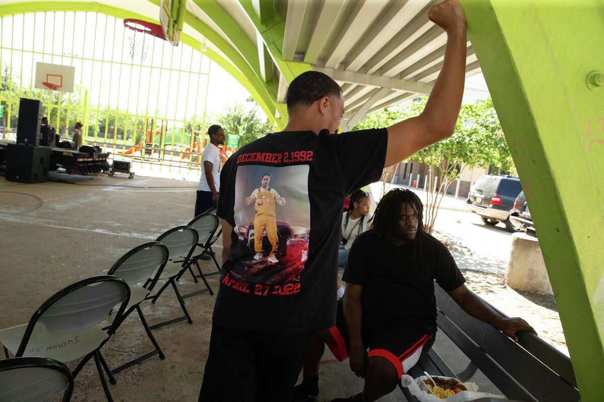 Mom of Jalen Randle, killed by HPD, sings at Juneteenth event