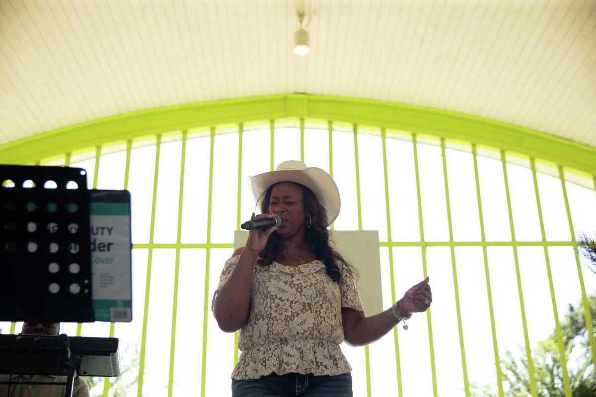 Mom of Jalen Randle, killed by HPD, sings at Juneteenth event