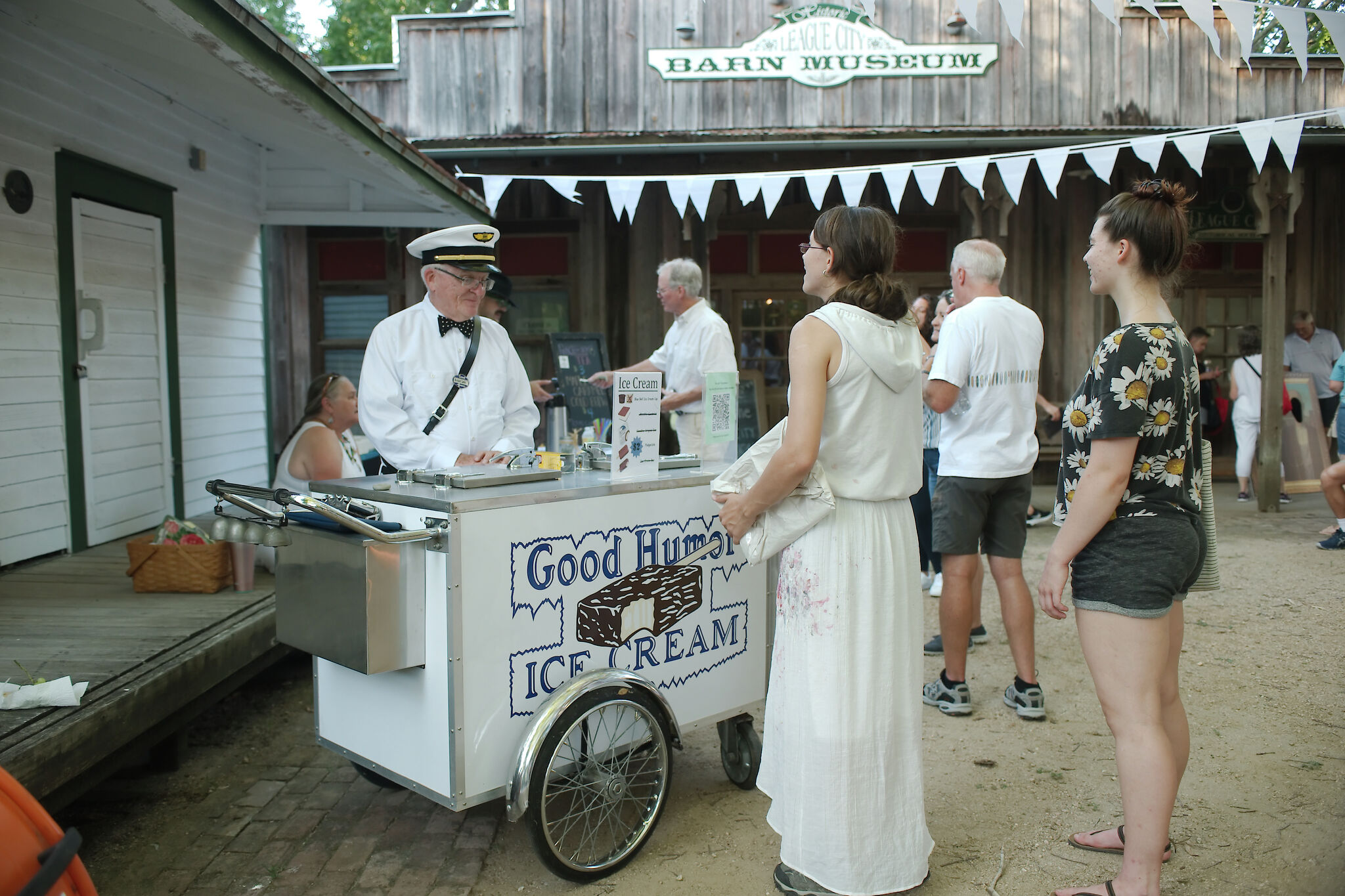 League City White Linen Night takes over historic district