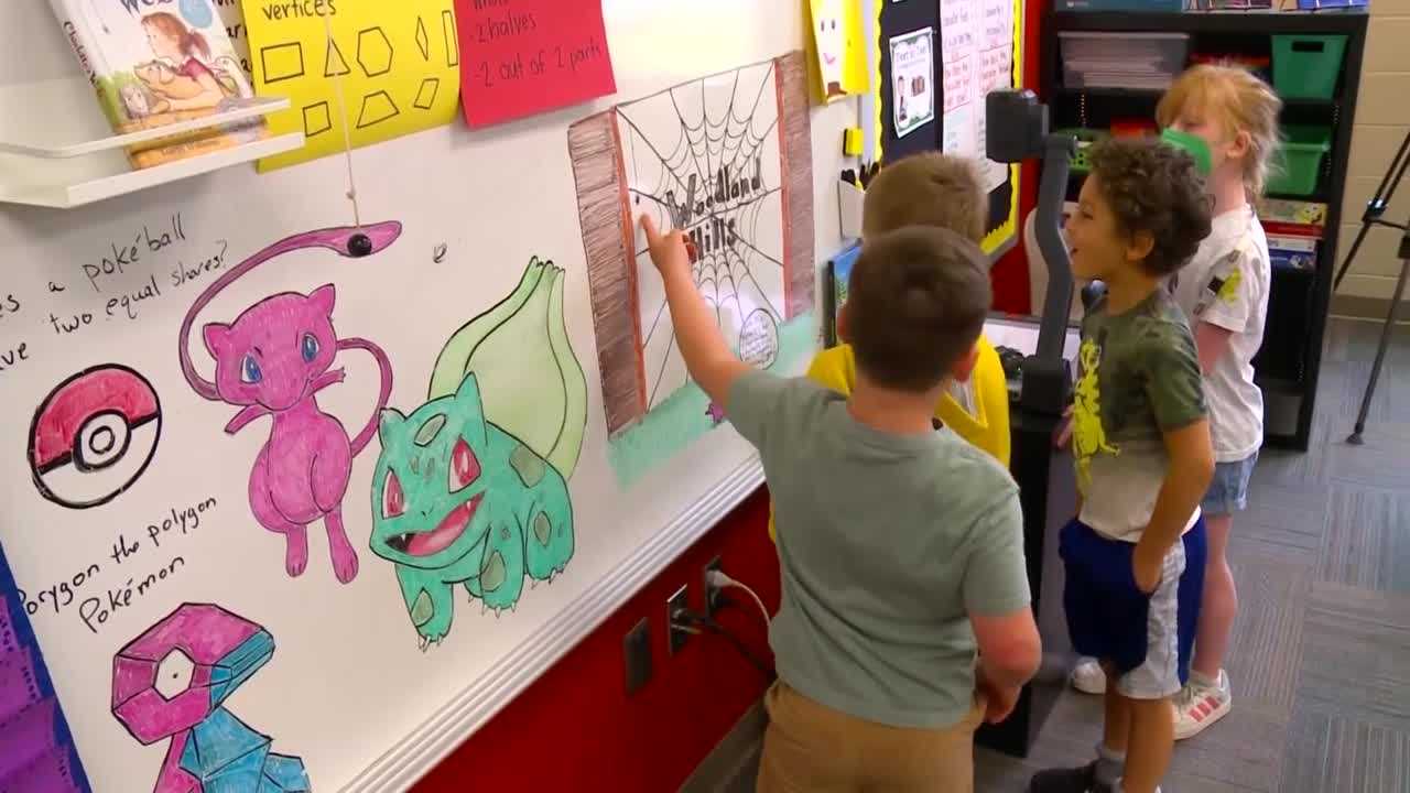 Janitor leaves inspiring messages for elementary students each day