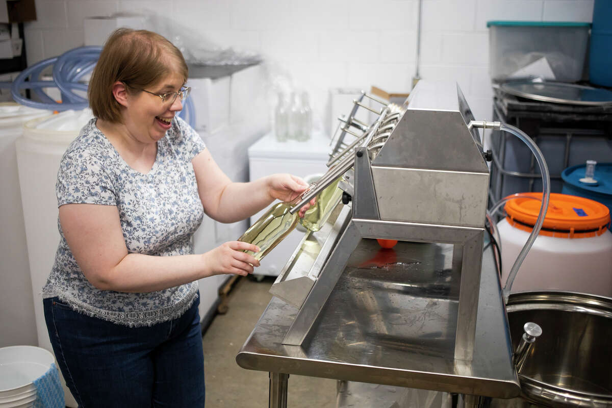 TORI TRIES ... bottling wine at Crazy Vines Winery
