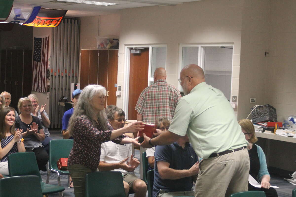 Who is retiring from Manistee Area Public Schools?