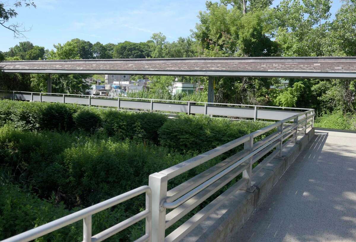 Experts pitch pedestrian bridge crossing Bethel’s train tracks