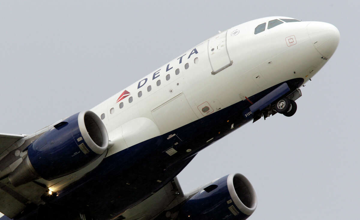 Delta Air Lines offered $10,000 to passengers willing to give up their ...