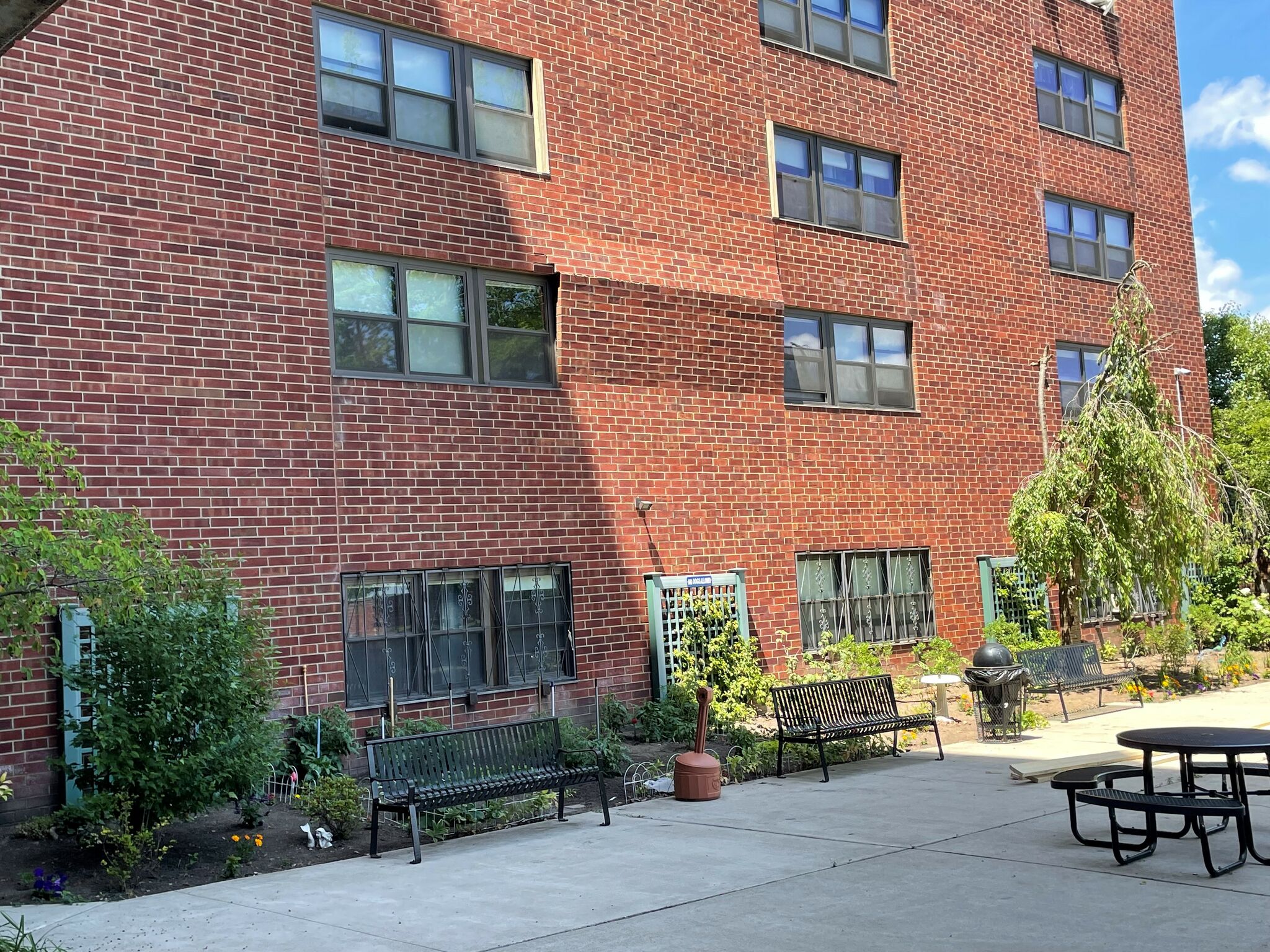 Sagging facade forces evacuations at Schenectady high-rise