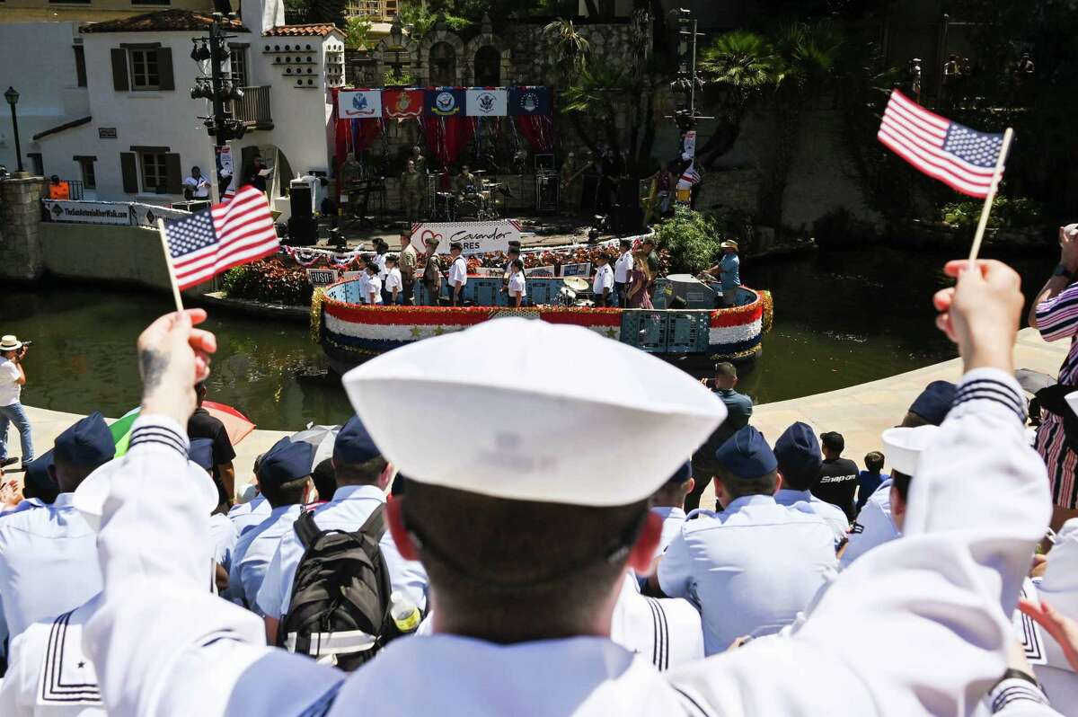 Hundreds honor military at 10th Armed Forces River Parade