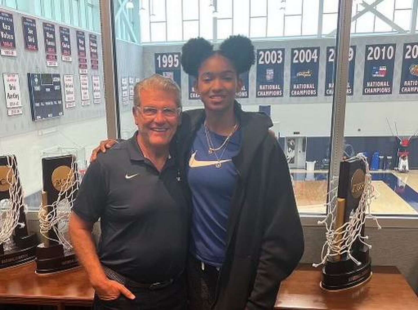 Qadence Samuels committed to UConn after visit with Geno Auriemma