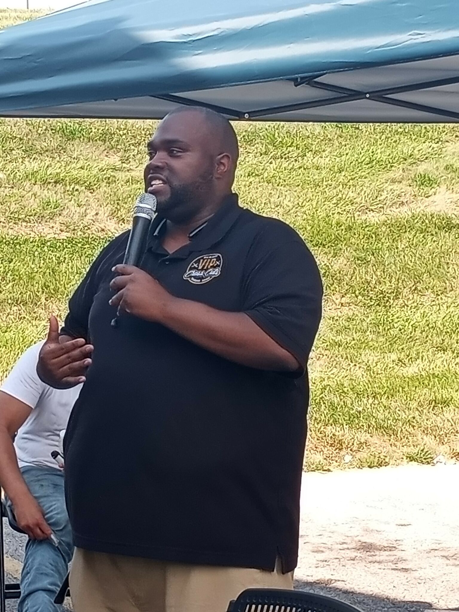 Alton barber celebrates one year in business