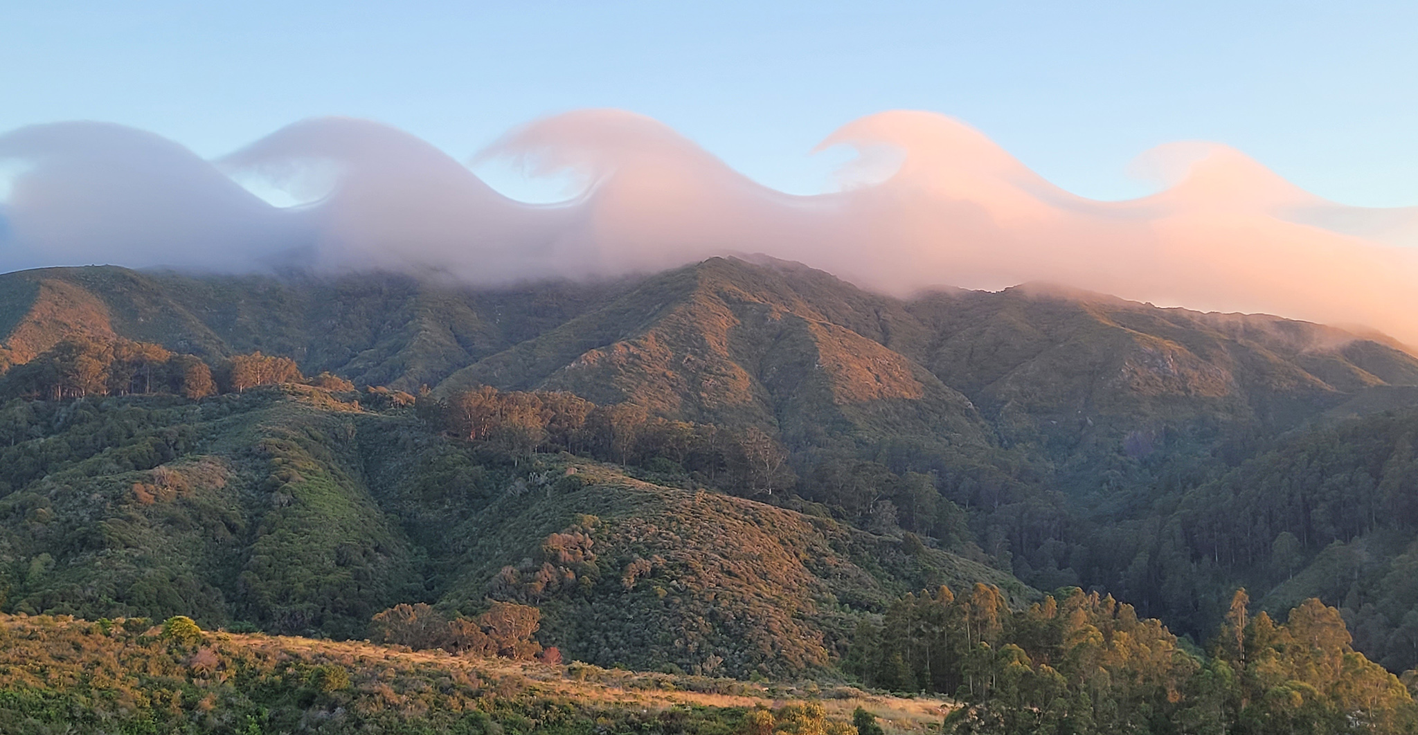 Unusual Kelvin-Helmholtz clouds observed on California coast