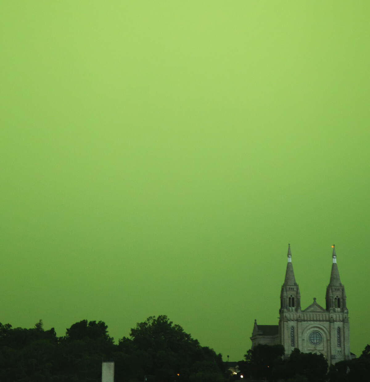Powerful thunderstorm in South Dakota turned the sky green