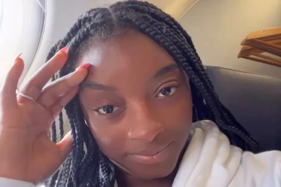 Flight attendant thought Simone Biles was a child, offered her a ...