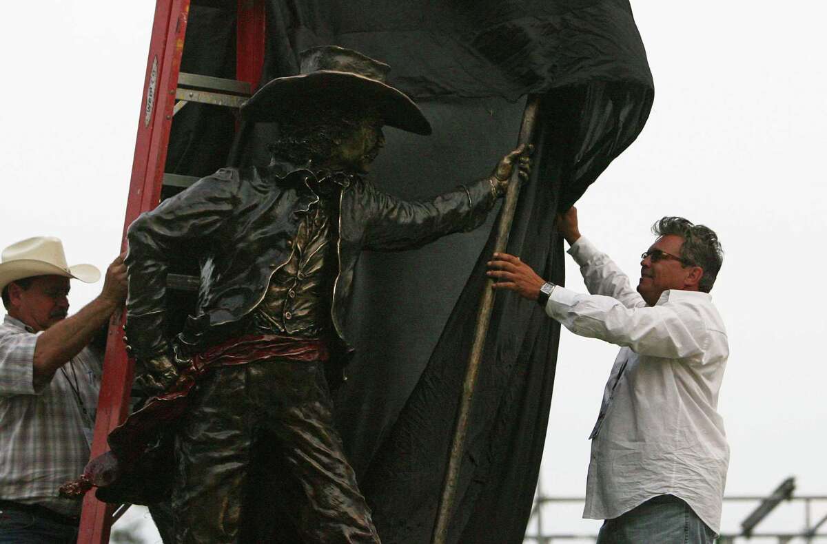 Conroe sculptor unveils Marty Stuart piece, shutters downtown gallery