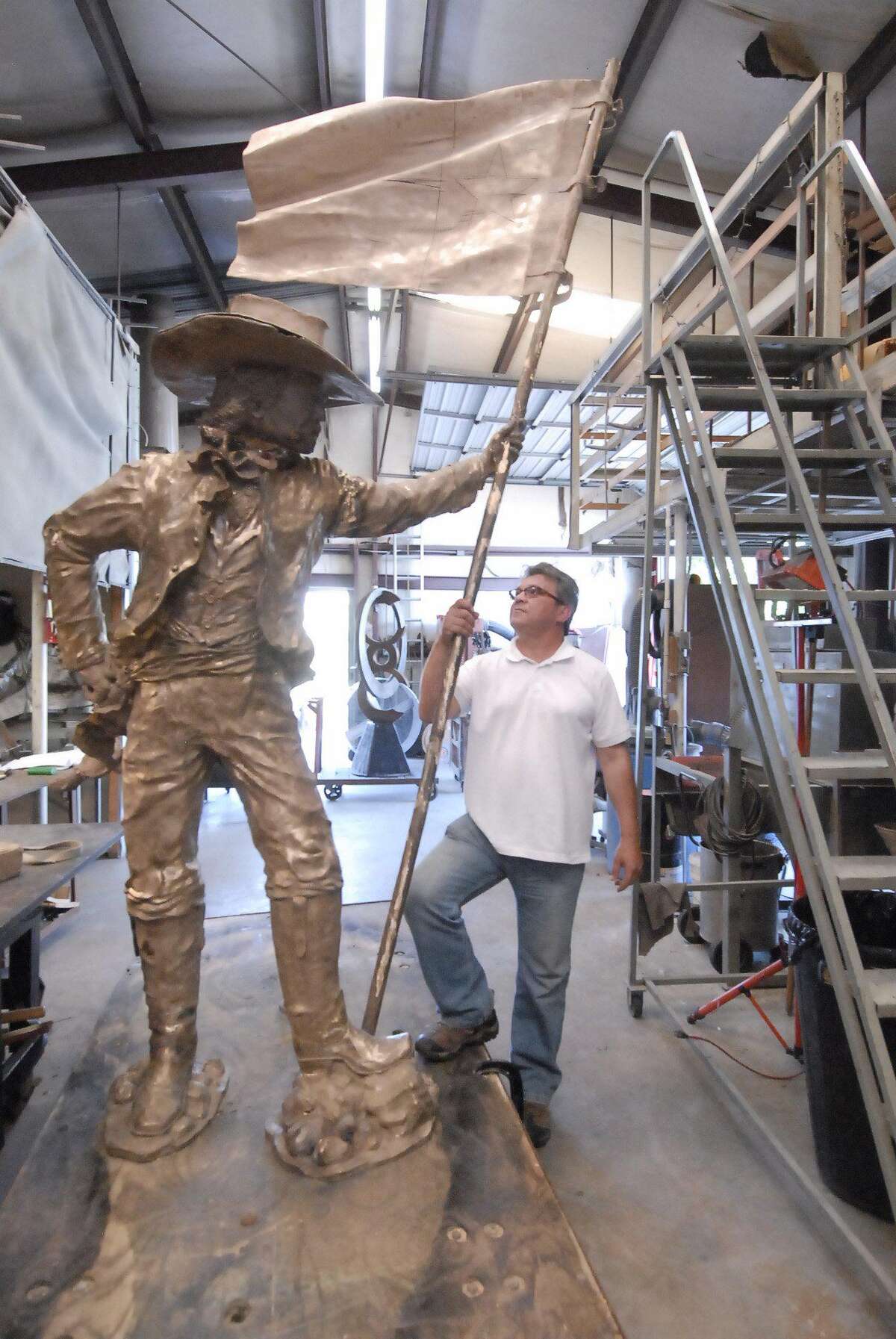 Conroe sculptor unveils Marty Stuart piece, shutters downtown gallery