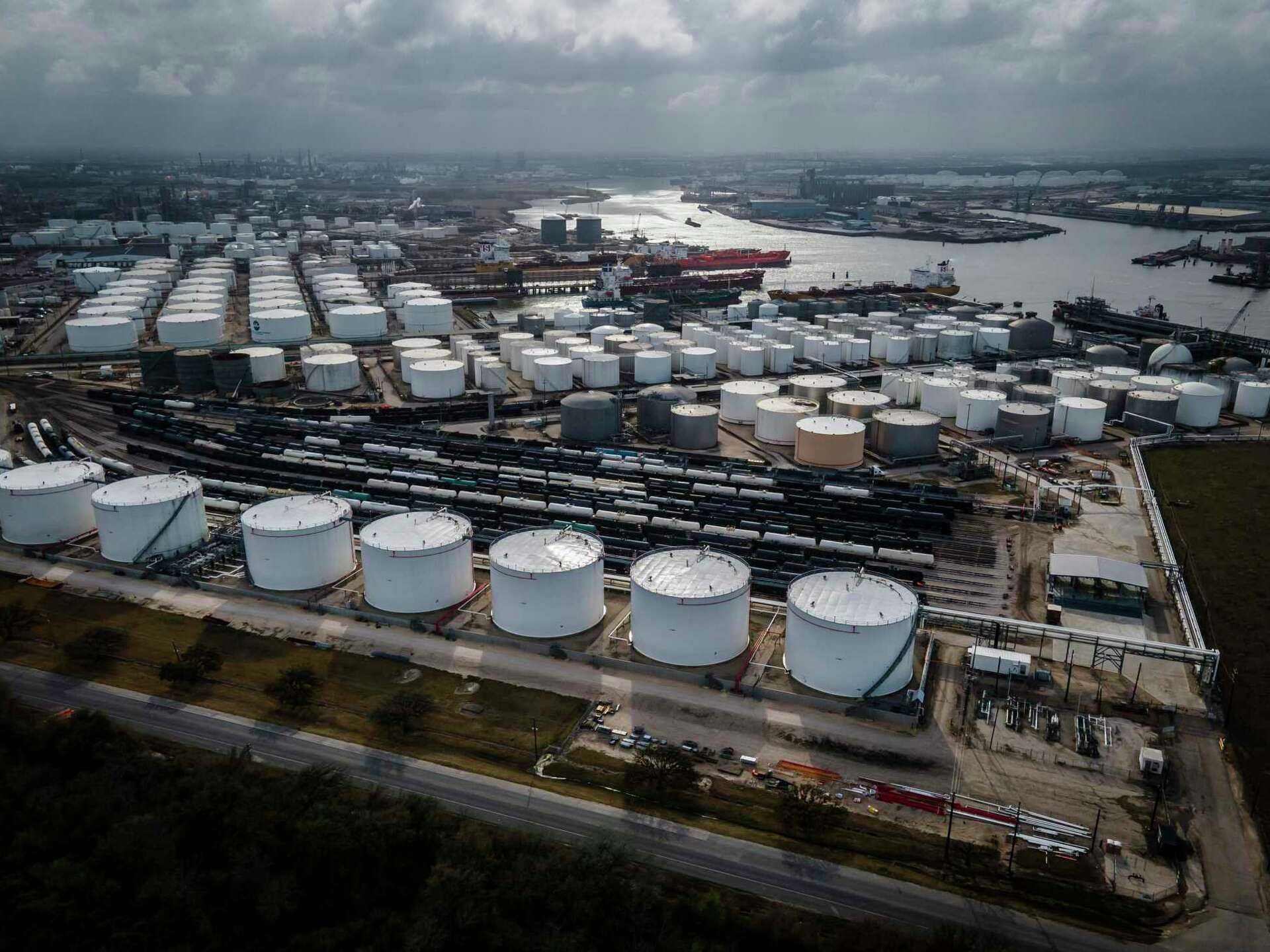 Oneok, Magellan strike deal for pipeline assets