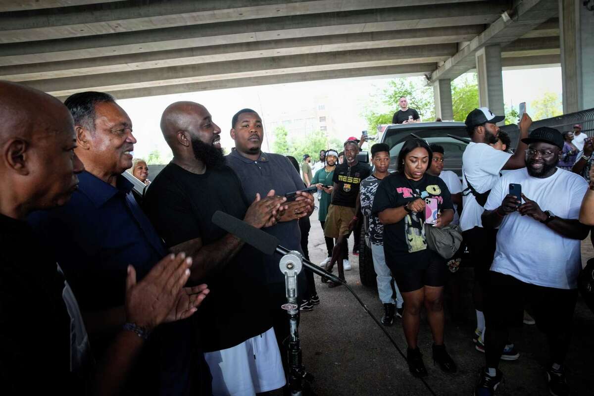 Trae Tha Truth gave 100 people a free tank of gas on Friday