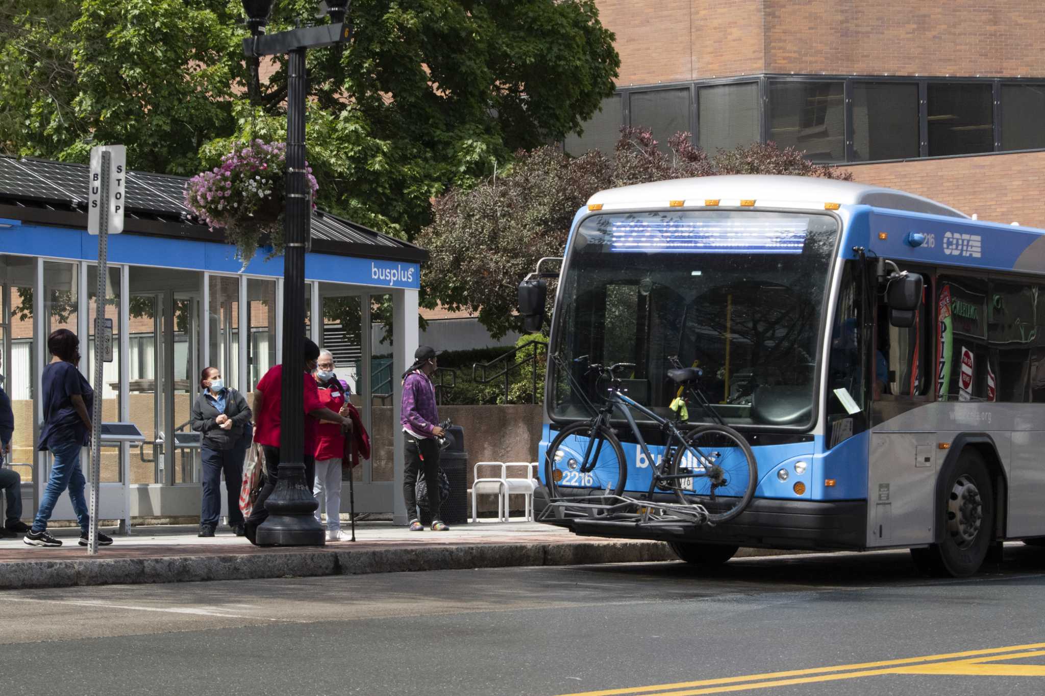 Hochul lifts COVID-19 mask mandate on public transit, remains for ...