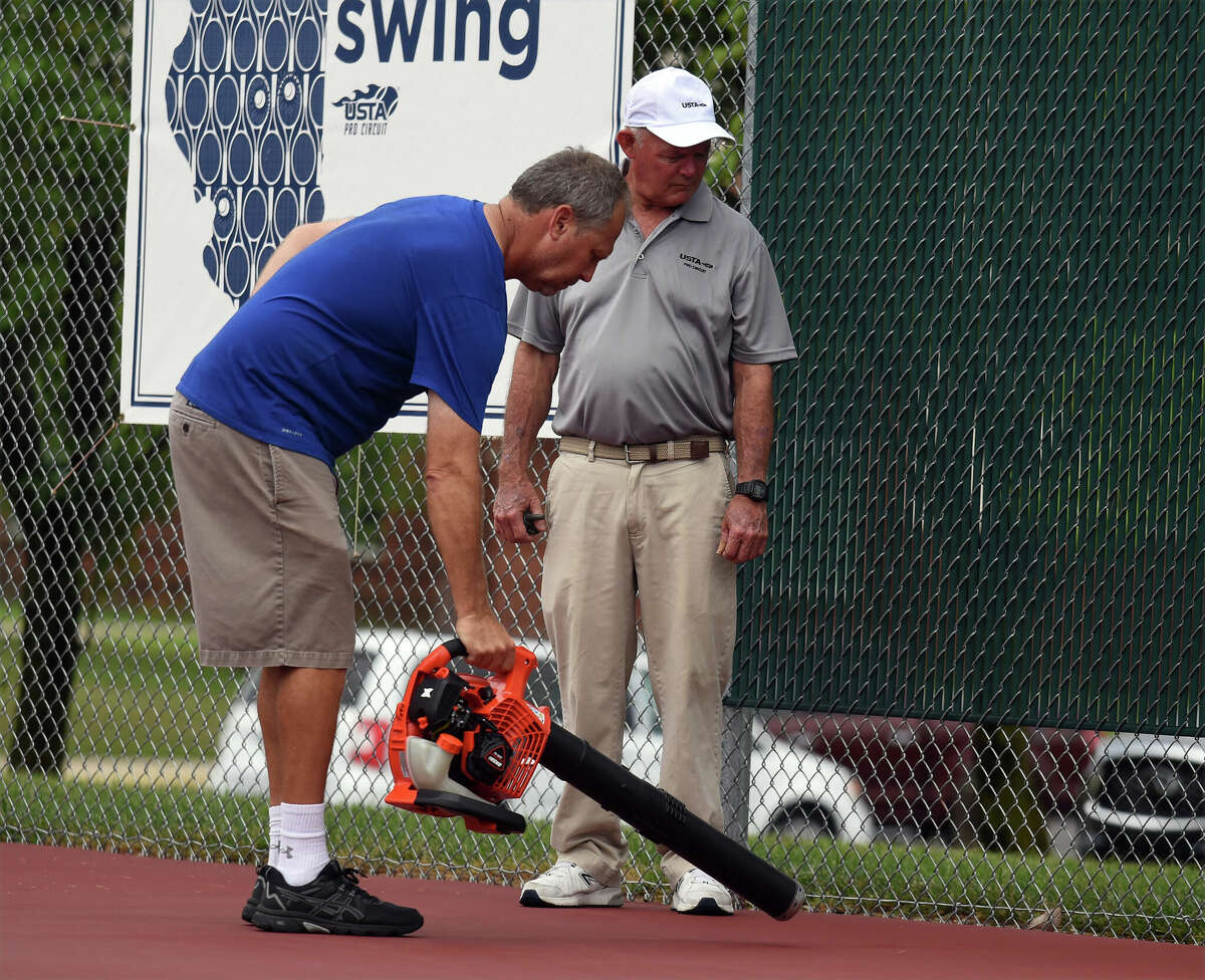 Rain delay a group effort for Edwardsville Futures staff