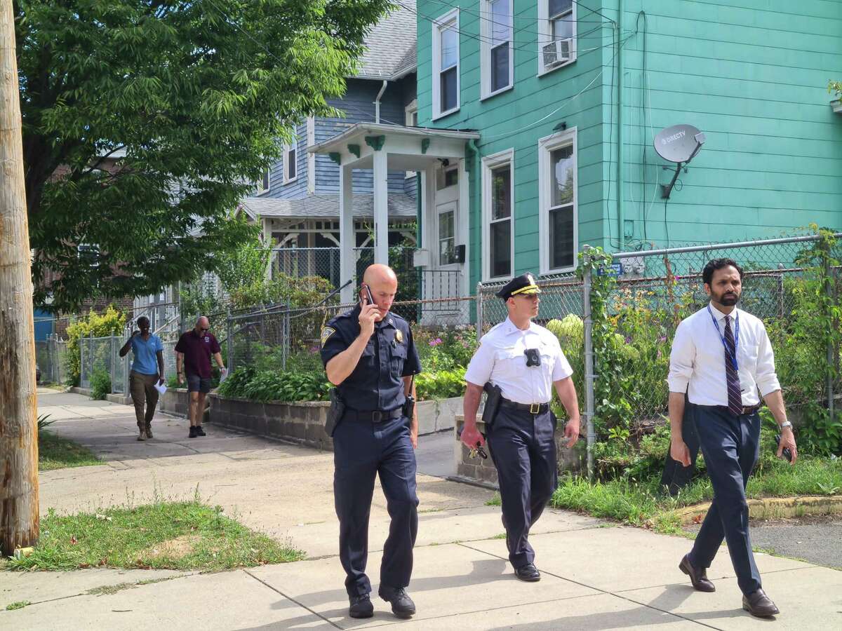 New Haven officials sweep through Hill for blight issues