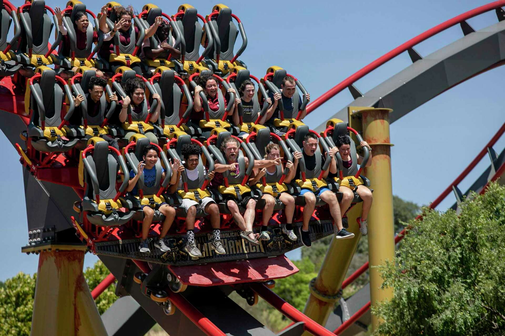 Six Flags CEO stepping down as company reports $100M loss in Q2