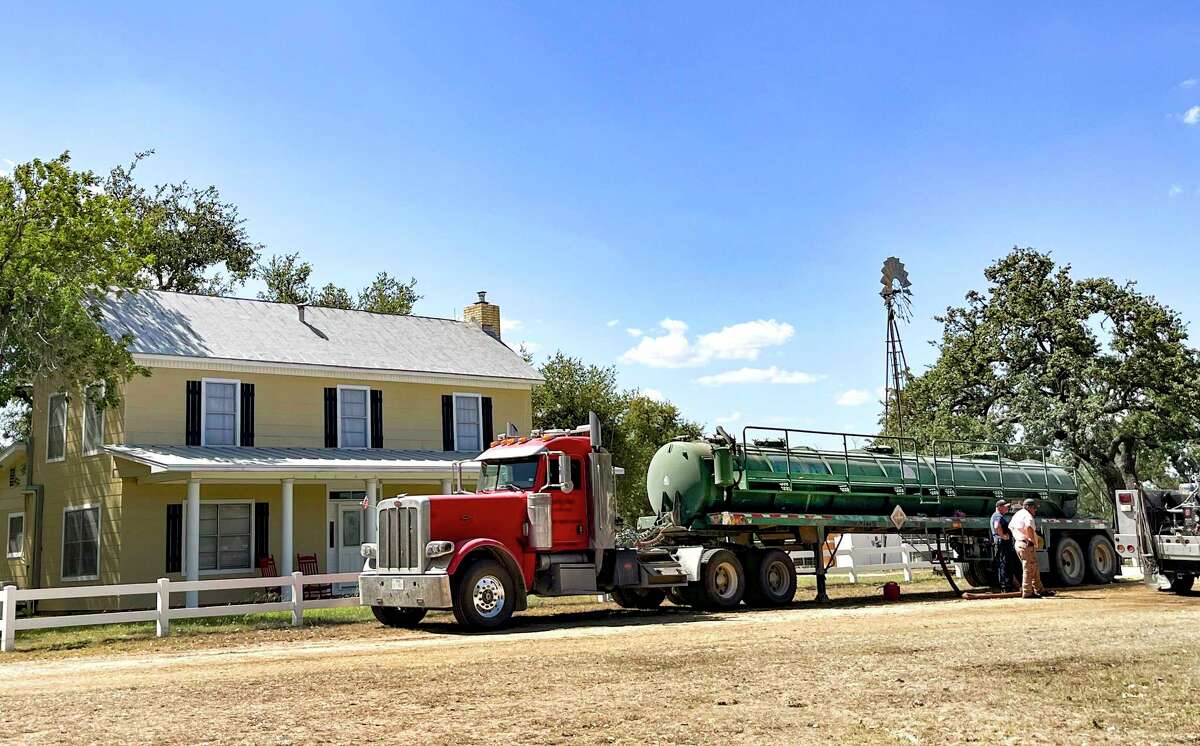 Texas Hill Country fire closes Enchanted Rock, burns 100s of acres
