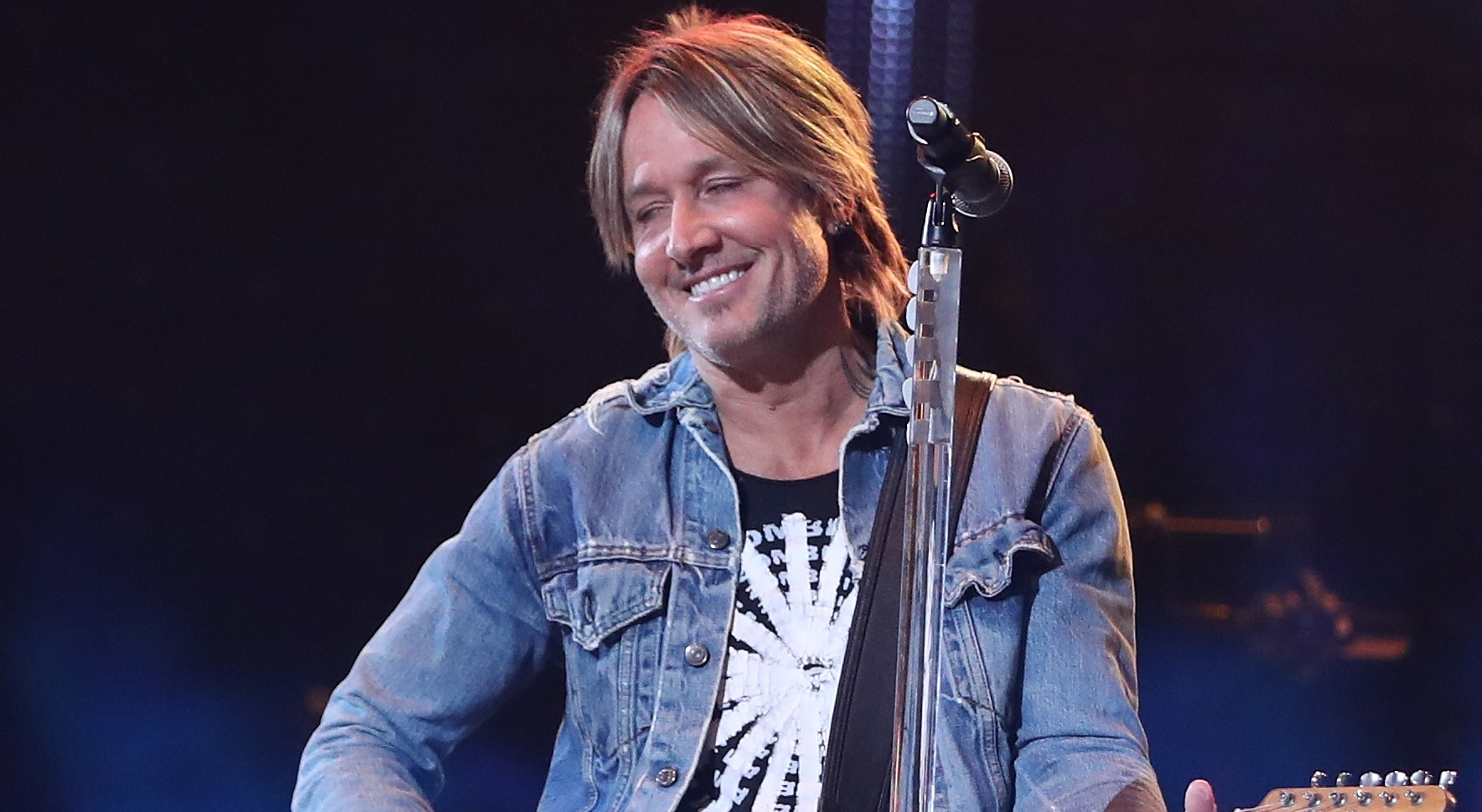 PHOTOS: Keith Urban performs pop-up show in Buc-ee's parking lot