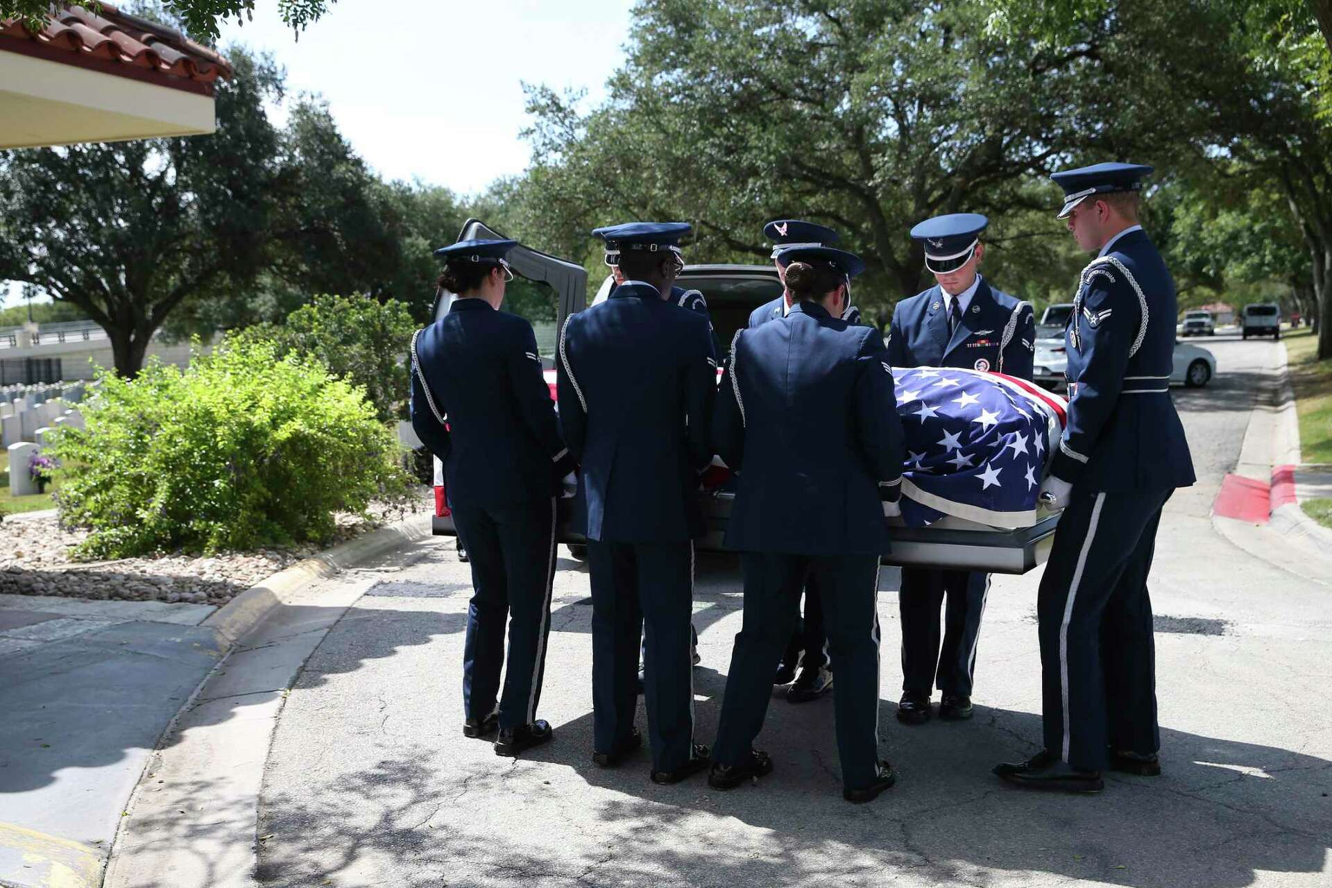 Pearl Harbor veteran, Kenneth Platt, saluted at Fort Sam ceremony