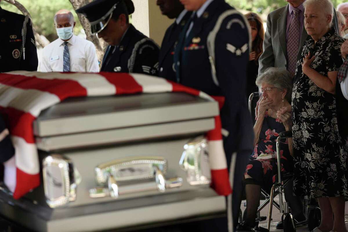 Pearl Harbor veteran, Kenneth Platt, saluted at Fort Sam ceremony