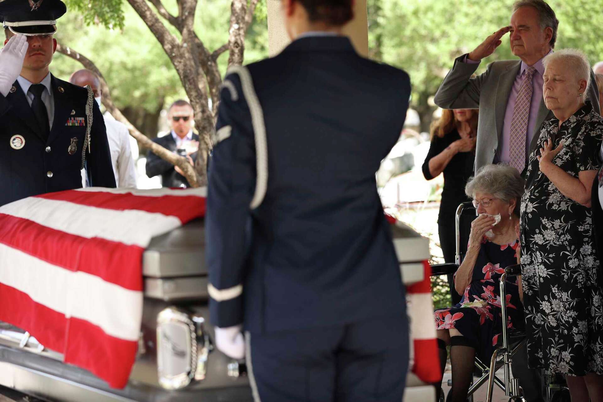Pearl Harbor veteran, Kenneth Platt, saluted at Fort Sam ceremony