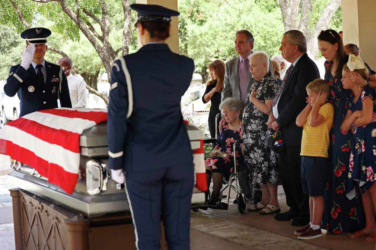 Pearl Harbor veteran, Kenneth Platt, saluted at Fort Sam ceremony