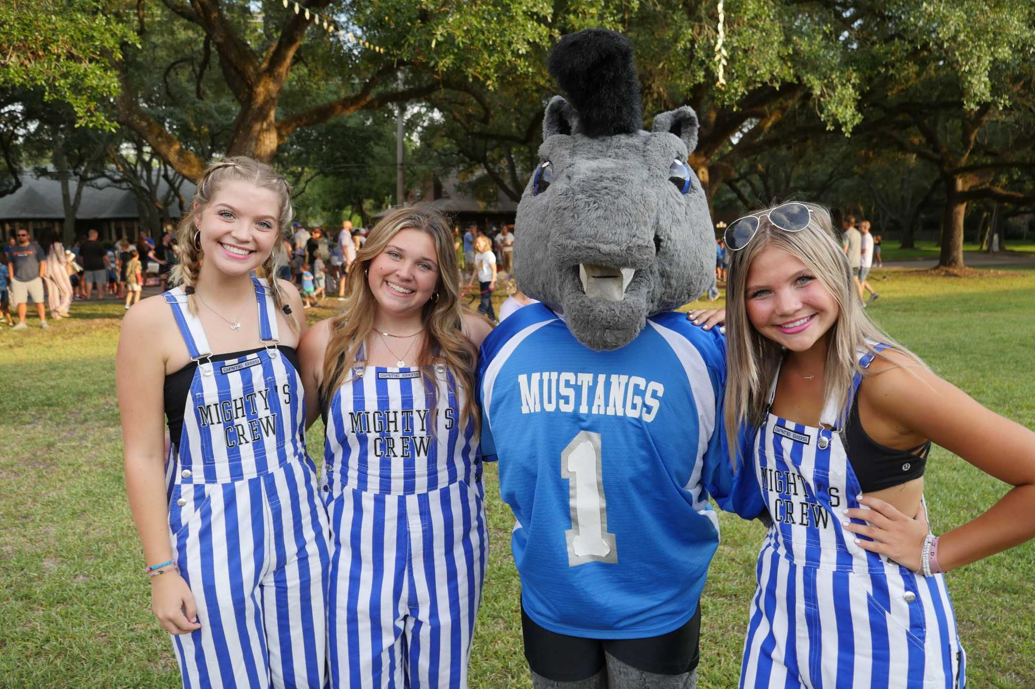Friendswood ISD back-to-school event focuses on school spirit, kettle corn