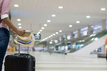 What is United Airlines' personal item size limit?