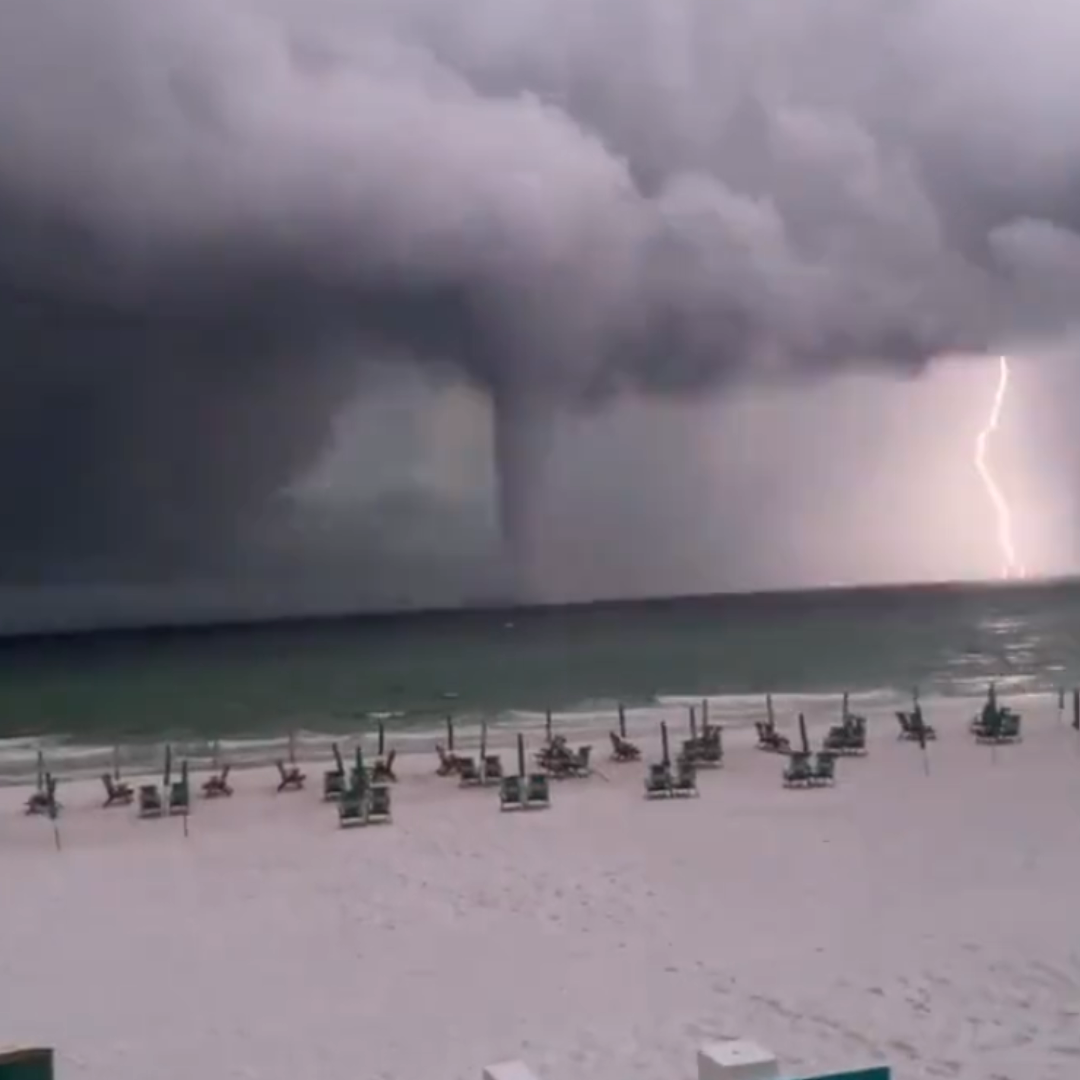 Video shows massive waterspout outside Florida resort