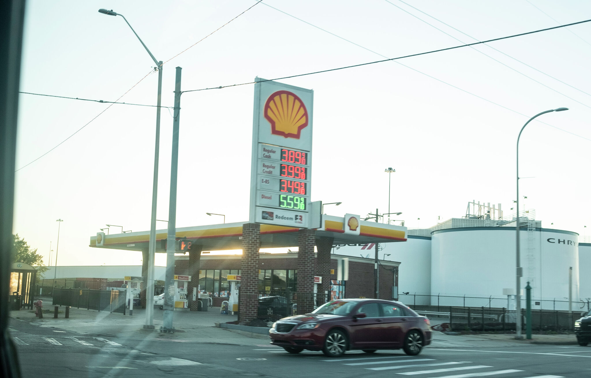 Illinois gas prices average above $4 as national average declines