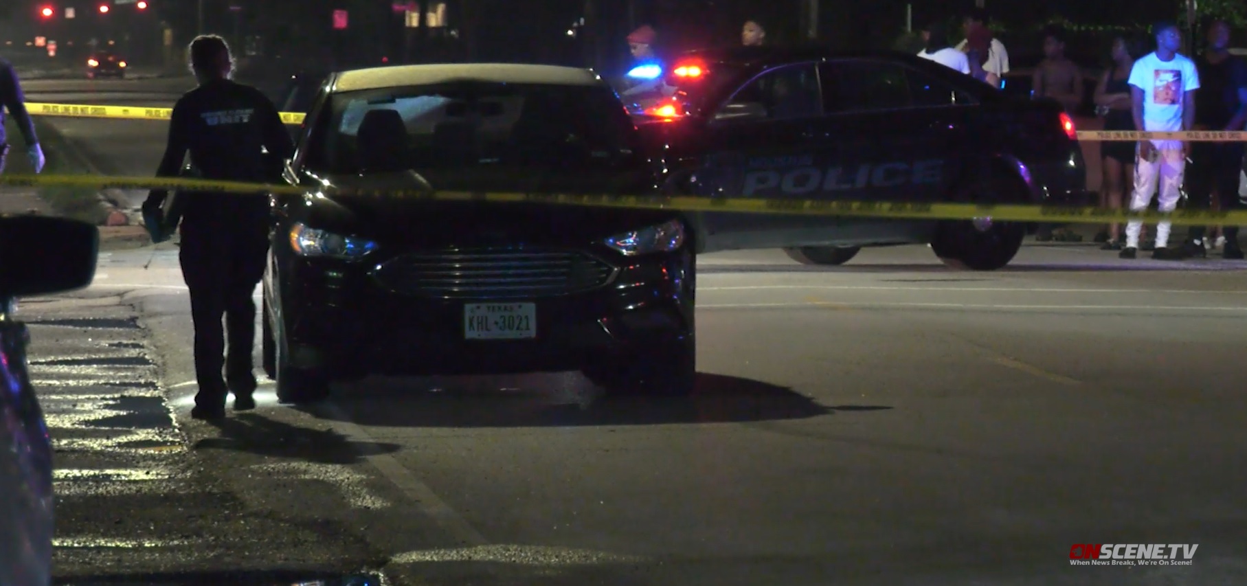 Houston shooting leaves one dead, suspect flees scene