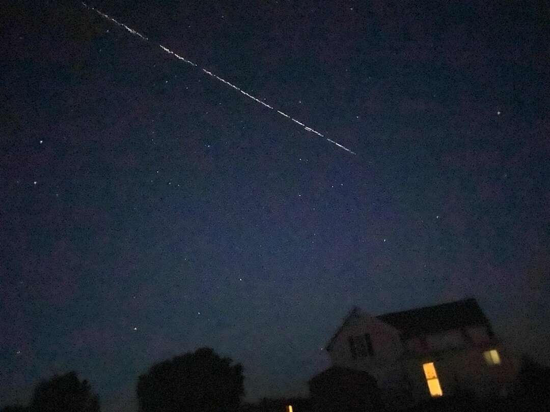 SpaceX Starlink satellite train causes confusion, asking what is it?