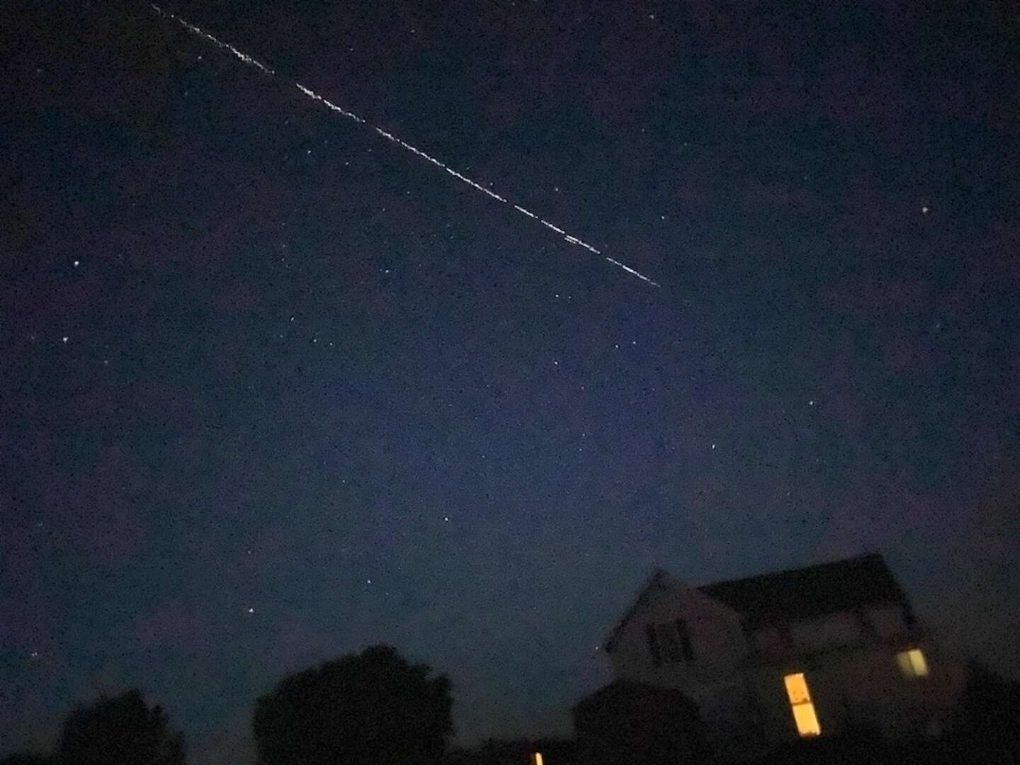 SpaceX Starlink satellite train causes confusion, asking what is it?