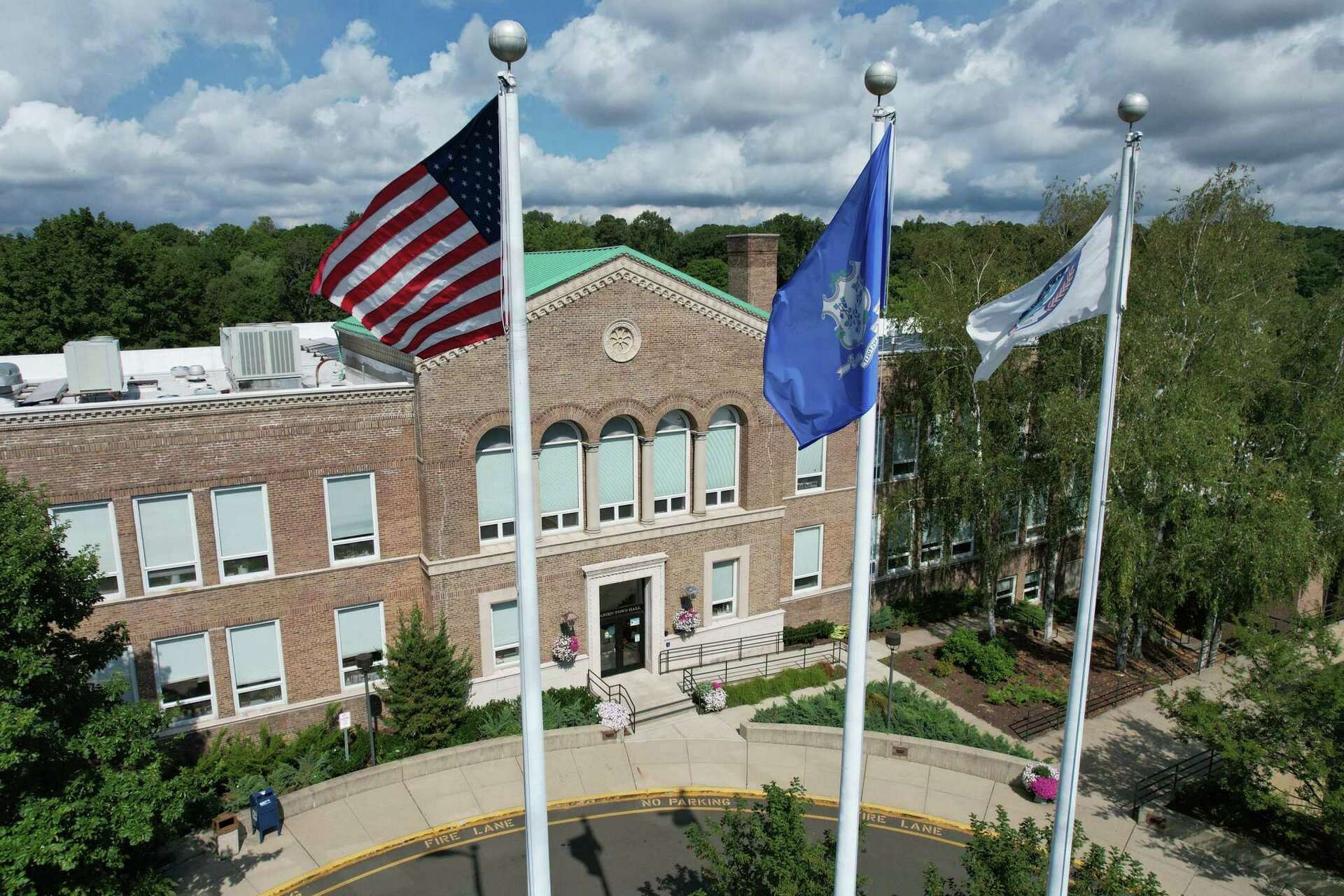 2 Darien selectmen want to reconsider town property flag rule