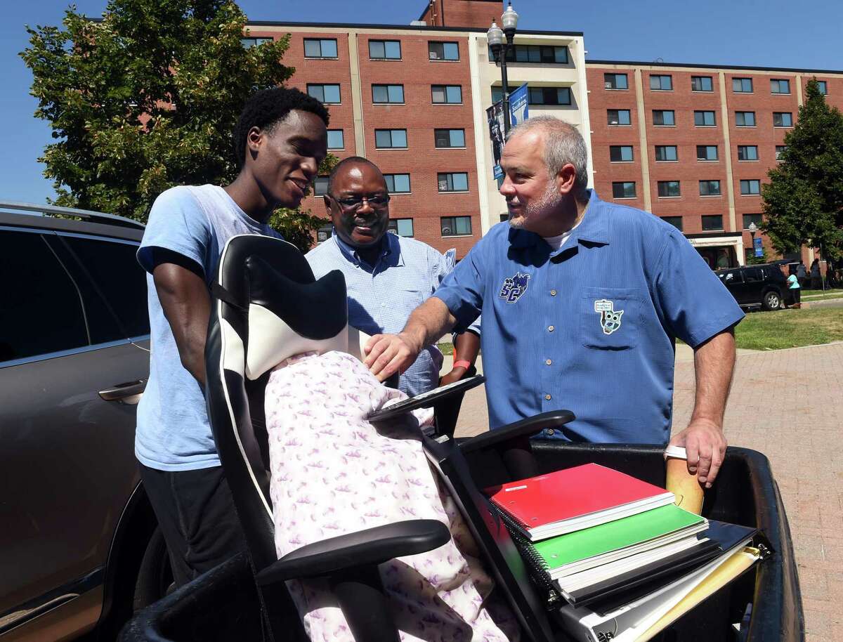 Plenty of activity at SCSU in New Haven as freshmen move in