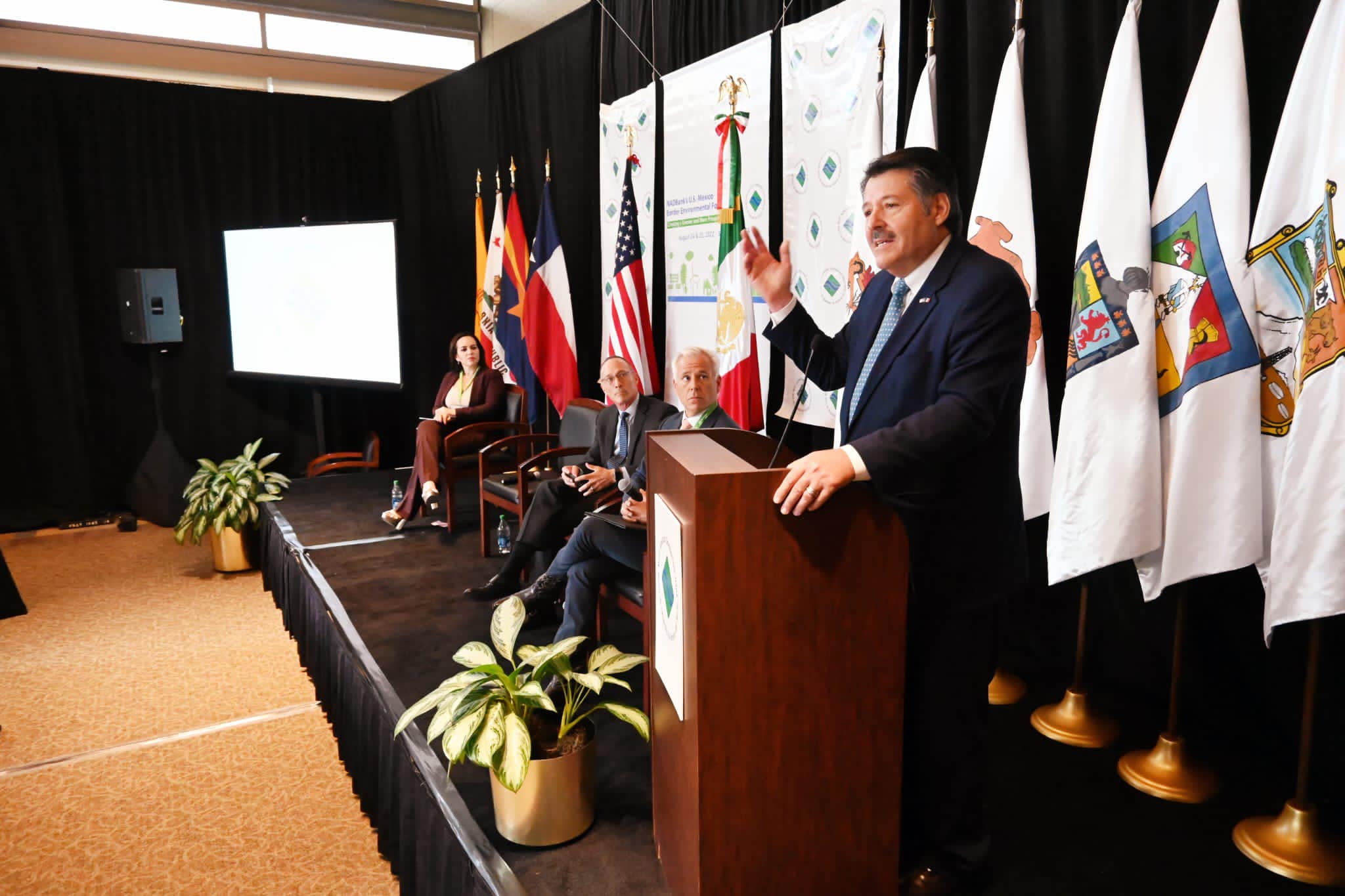Los Dos Laredos mayors talk drought, binational project at SA conference