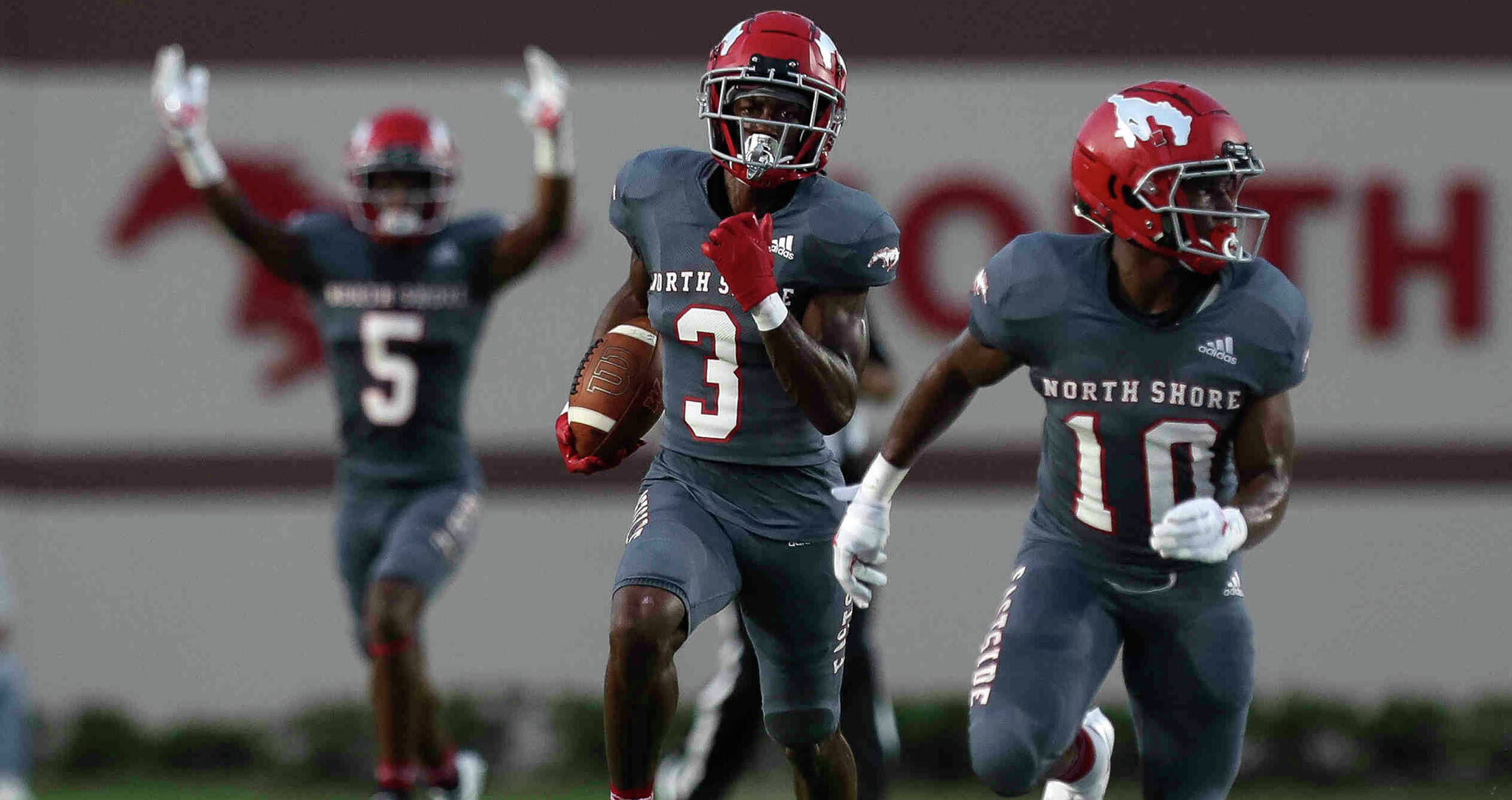 North Shore Mustangs rout The Woodlands Highlanders